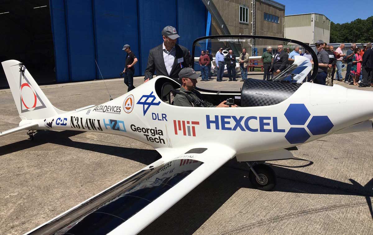 Luminati unveils solar and amphibious aircraft : : FLYER