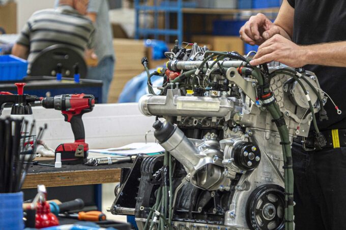 Diamond Aircraft reveals 'dual fuel' engine research : : FLYER