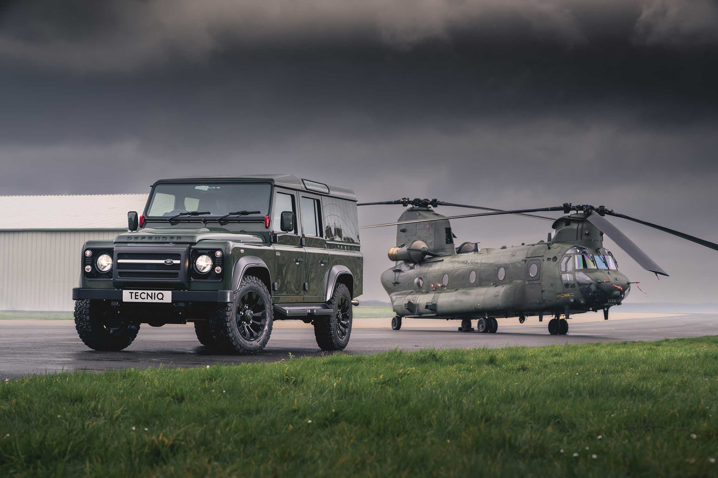Chinook's 40th celebrated with one-off Land Rover : : FLYER