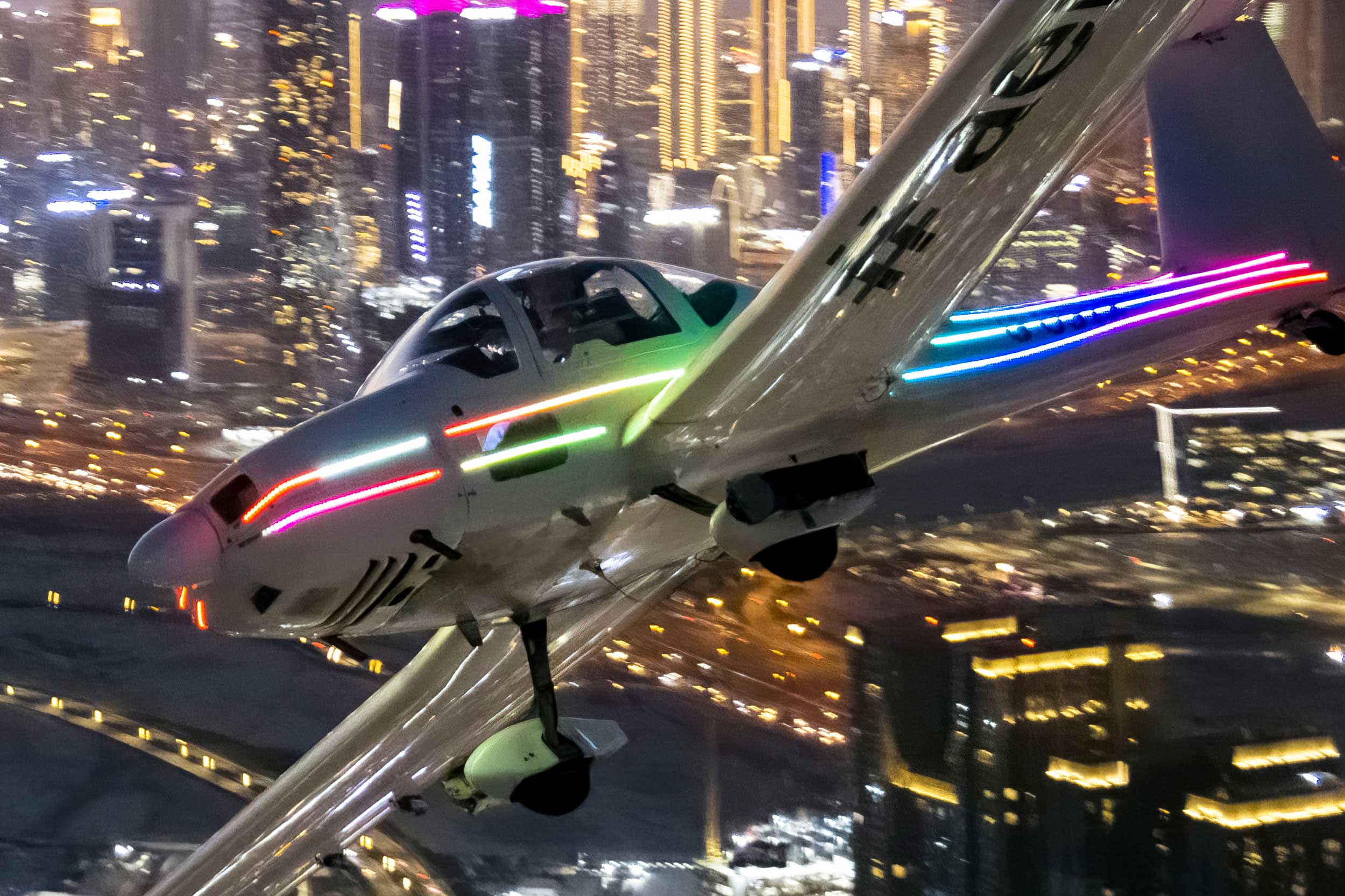 Mind-blowing mix: AeroSparx, night, fireworks... and a drone swarm ...