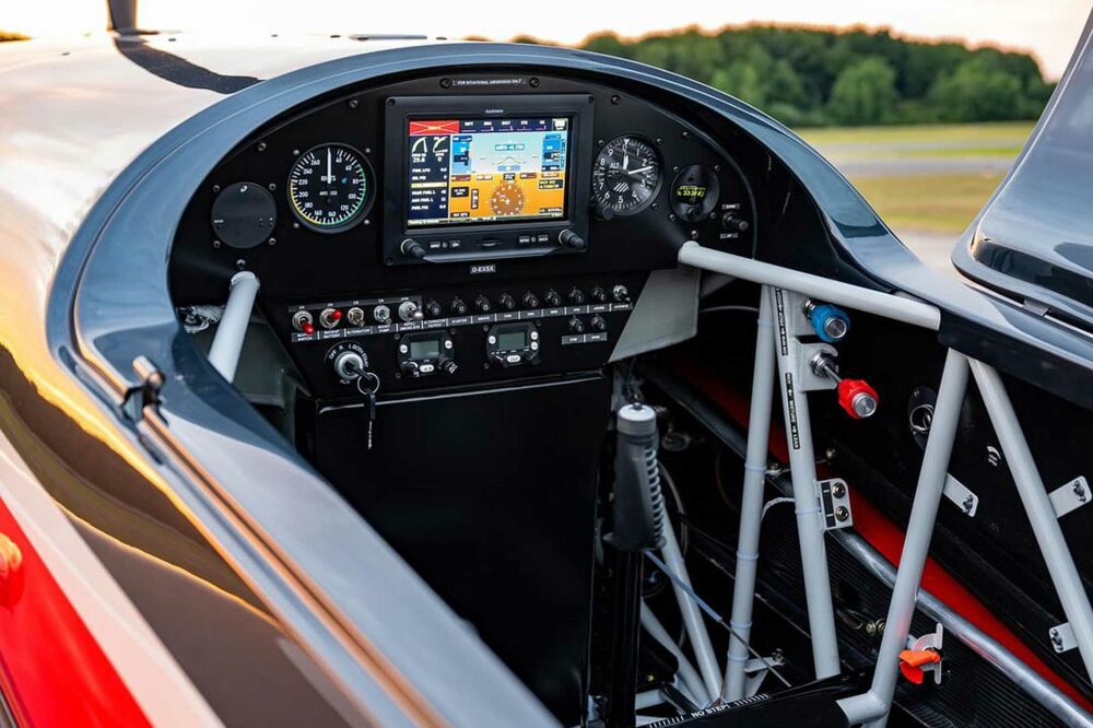 Extra shows off new 330SX aerobatic star : : FLYER