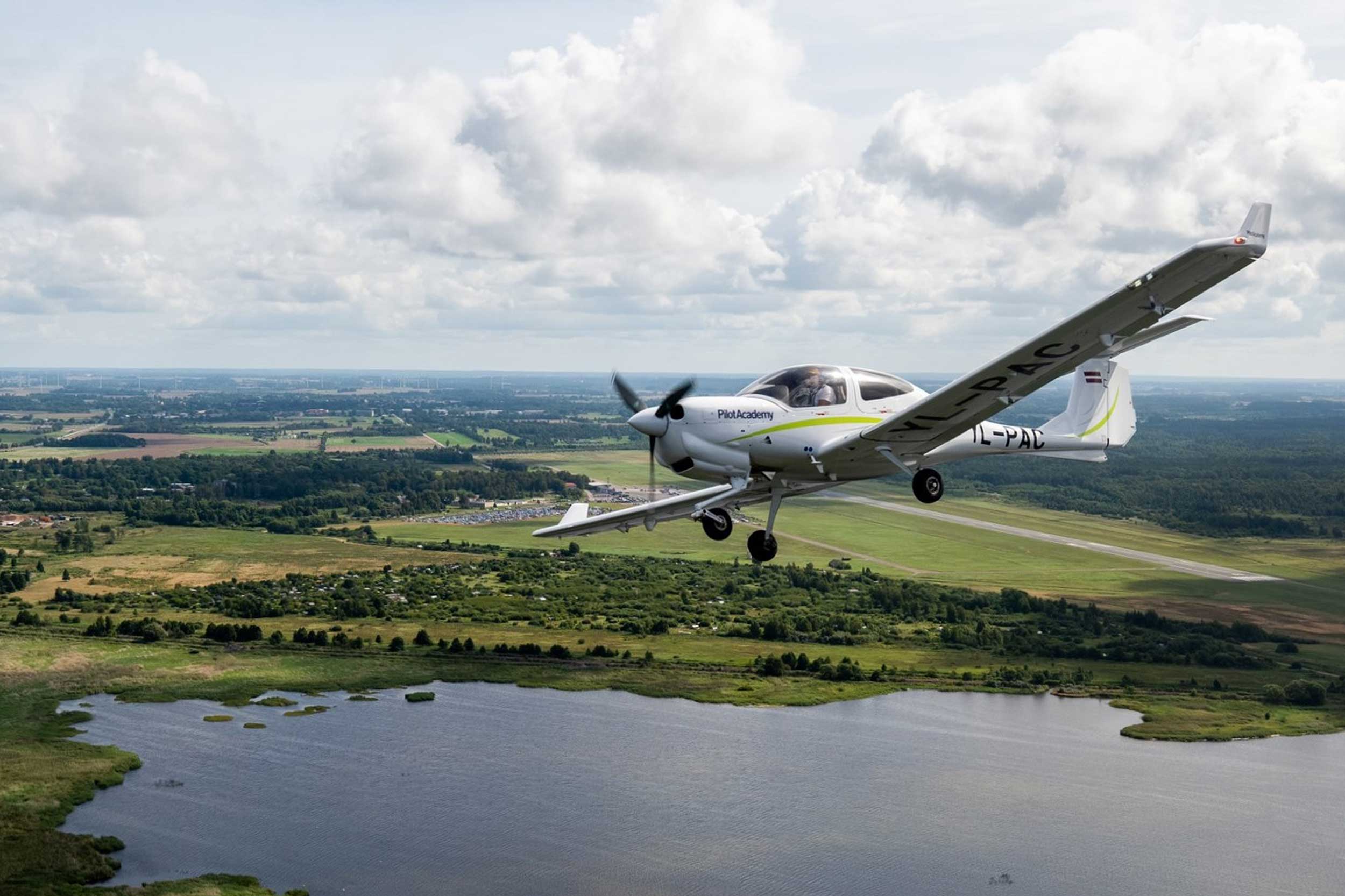 AirBaltic offers training loan for student pilots : : FLYER
