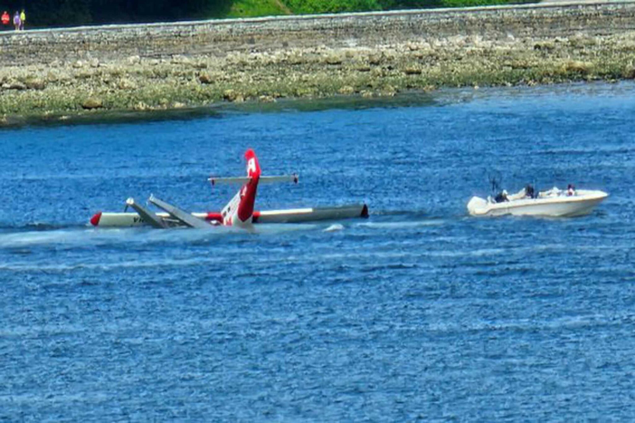 Seaplane and boat collide in Vancouver's harbour : : FLYER